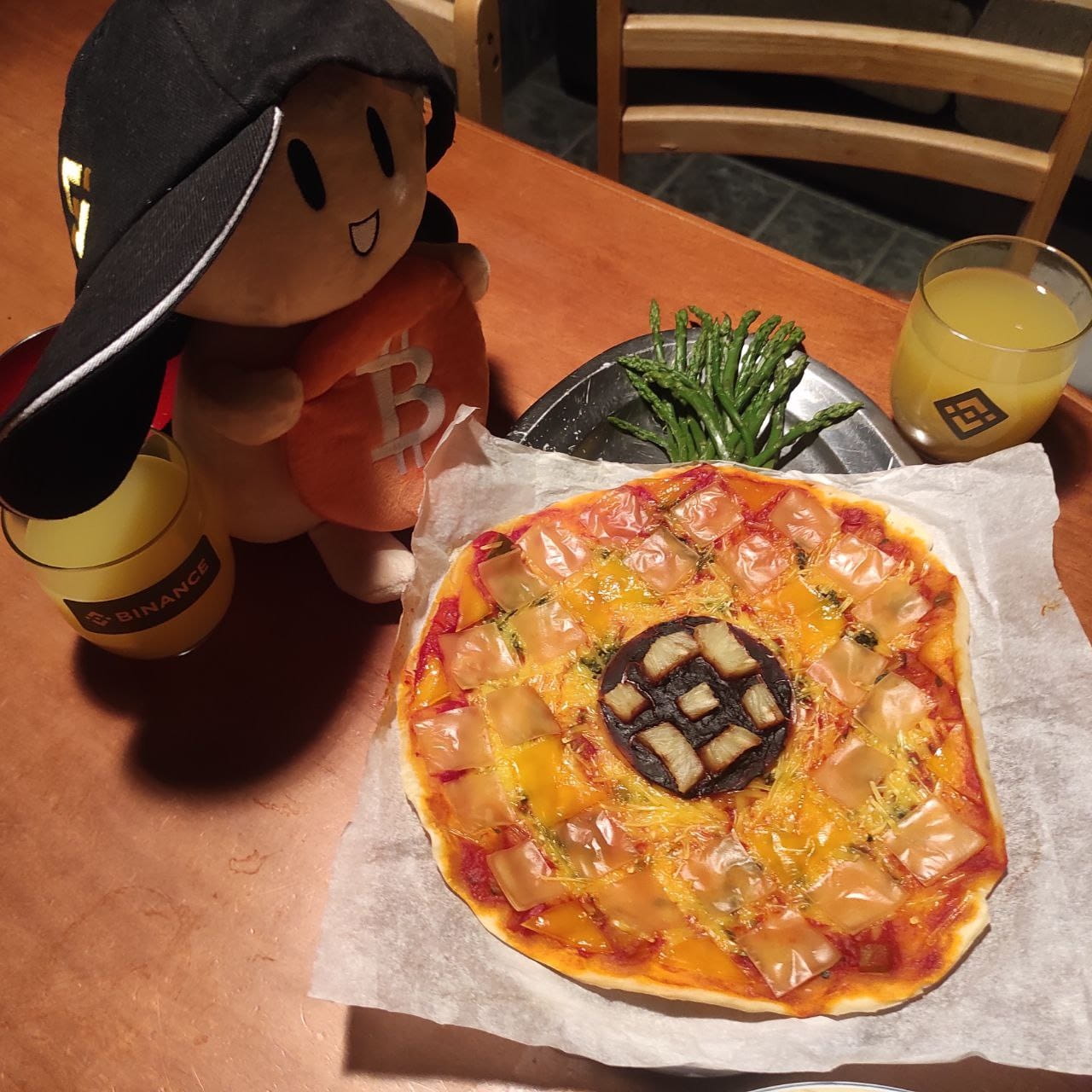 Binance CZ favourite ham & pinneapple pizza #BinanceSwag #T ...