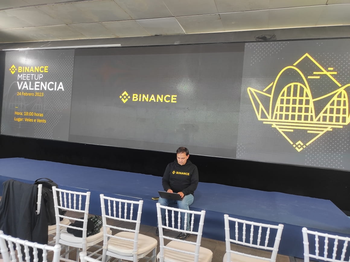 @Binance people working anywhere. #BinanceMeetup Valencia ...