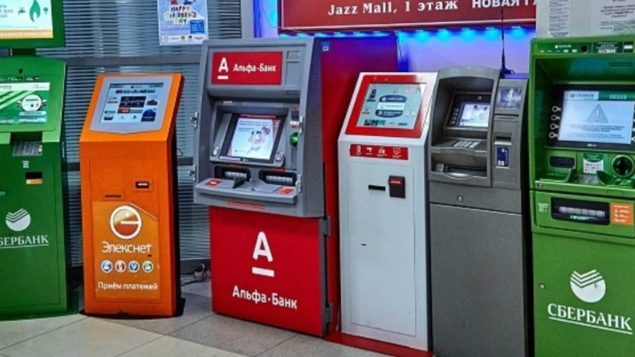 Russian banks have tightened the conditions for withdrawing cash ...