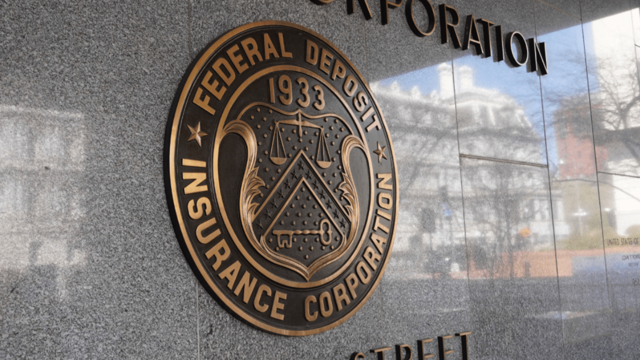 Breaking news: FDIC Warns of Complex Cryptocurrency Risks for Banks! | Moon5labs on Binance Square