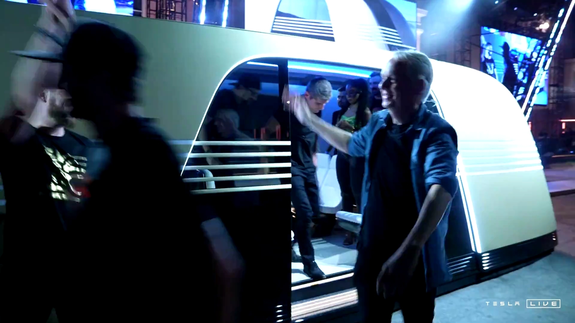 🚘 Tesla Unveils Autonomous Taxi Cybercab and Shuttle Robovan These are ...