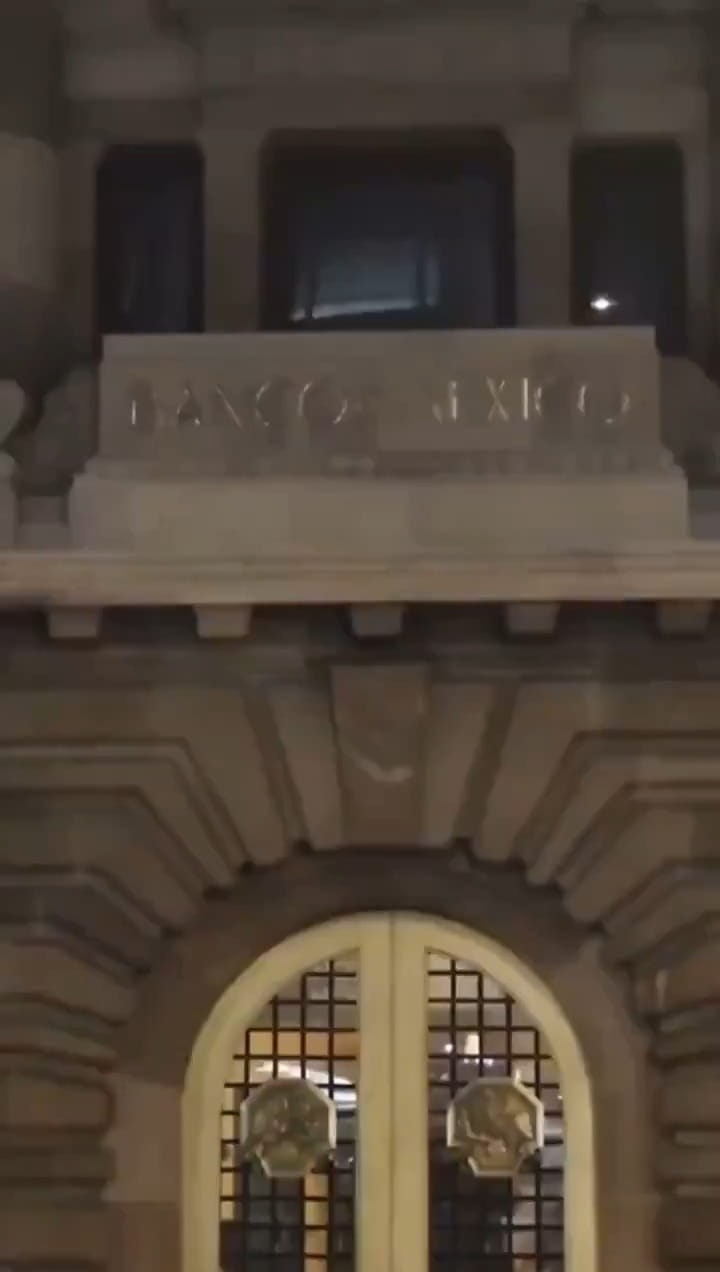 “Fix the MONEY, Fix the WORLD” displayed on Central Bank of Mexico ...