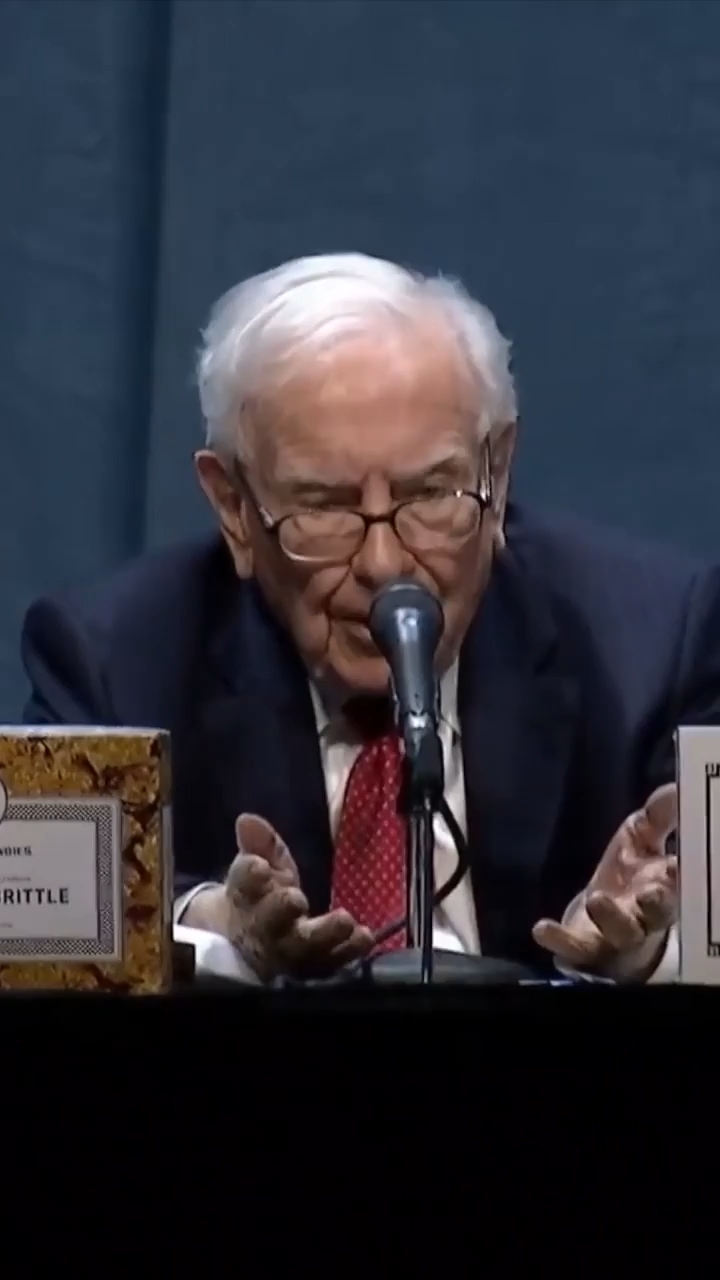 Warren Buffett 🗣️ If you gave me all the Bitcoins in the world for $25 ...