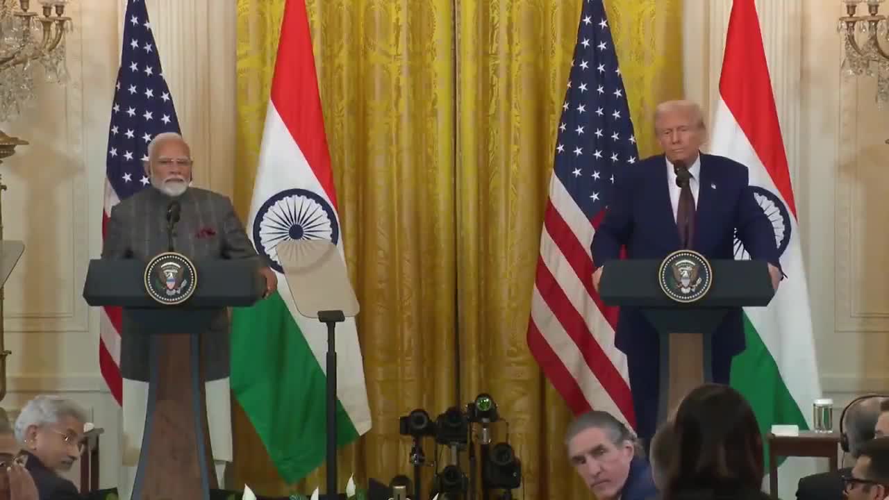 🚨 Trump’s Tariff Call on India! While standing next to PM Modi, he says ...