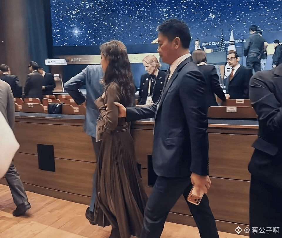 大佬都是用苹果？ 这几天，刘强东这张图火了。不少自媒体拿它说苹果比华为厉害！但有没有可能——东哥其实有两部手机？ $B | 蔡公子啊发布于币安广场